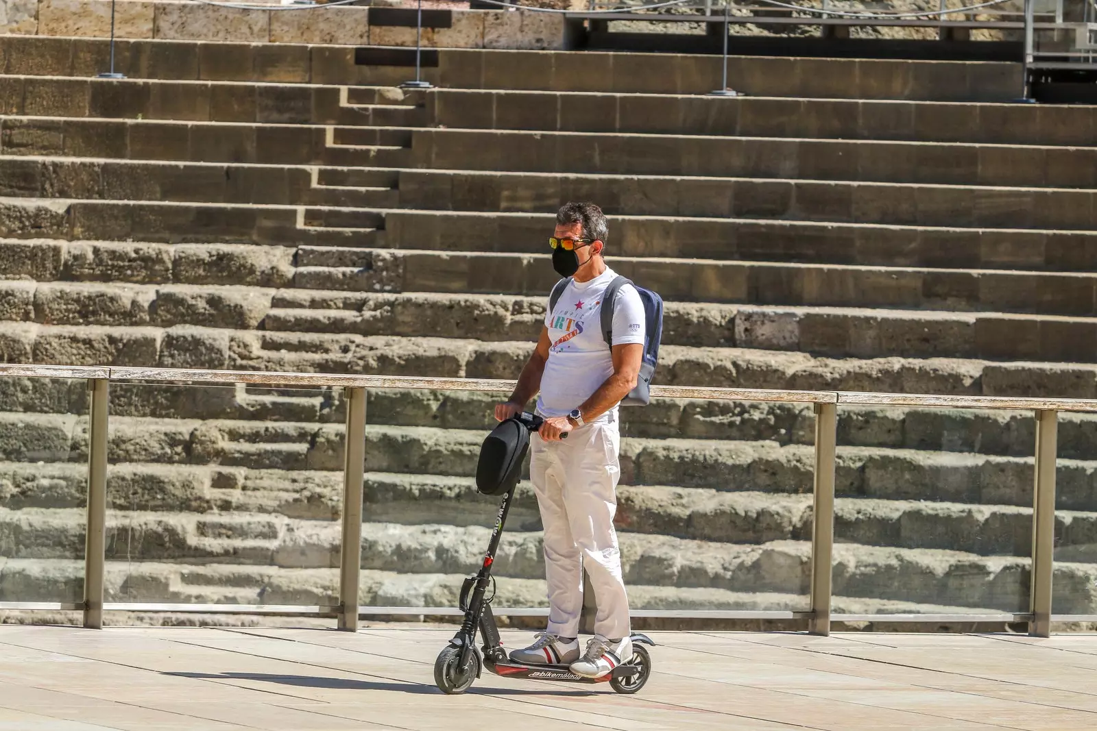 Antonio Banderas este verán en scooter en Málaga.