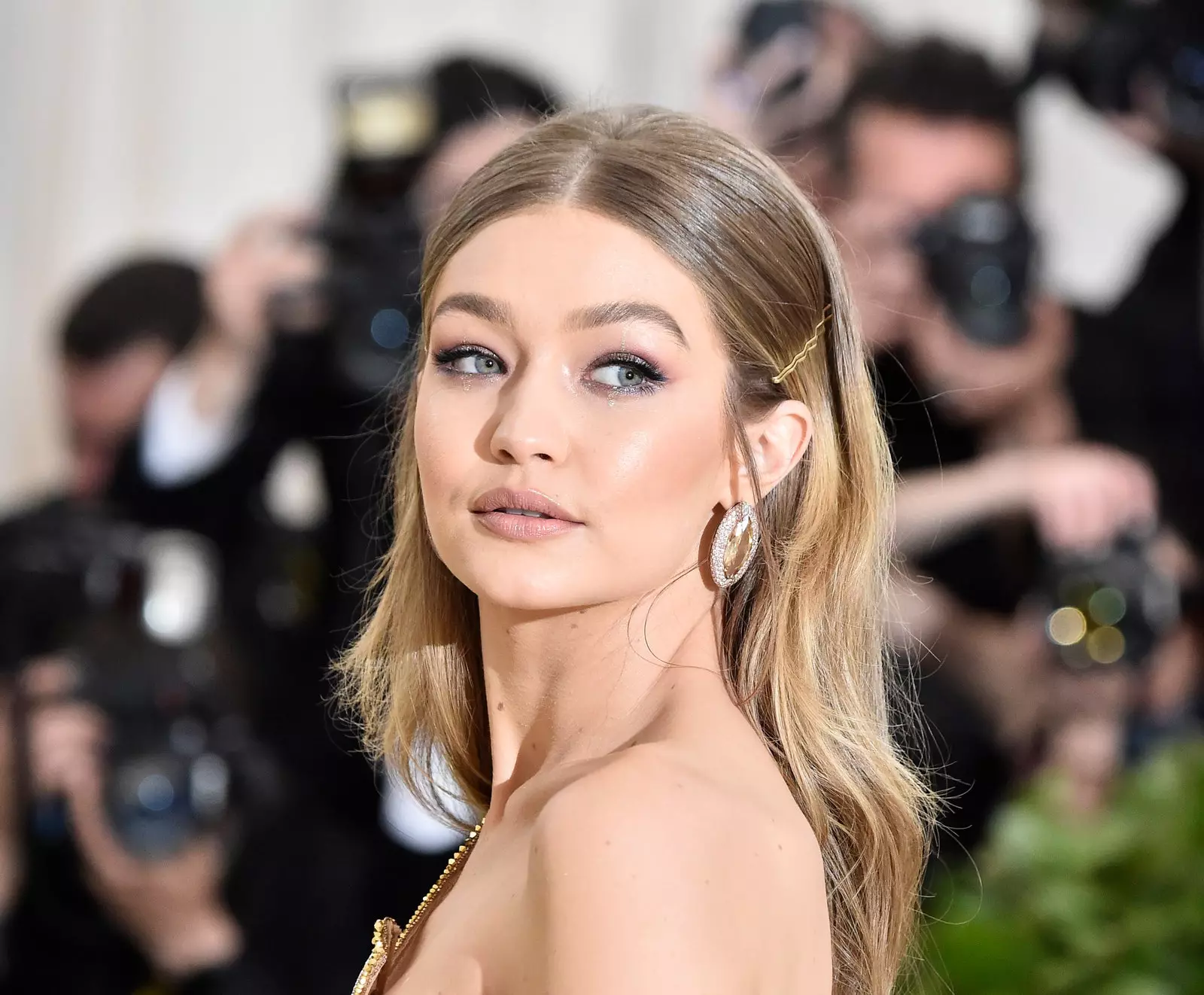 Gigi Hadid אויך בעץ אויף באַנגס אין איר לעצטע טוישן פון קוק