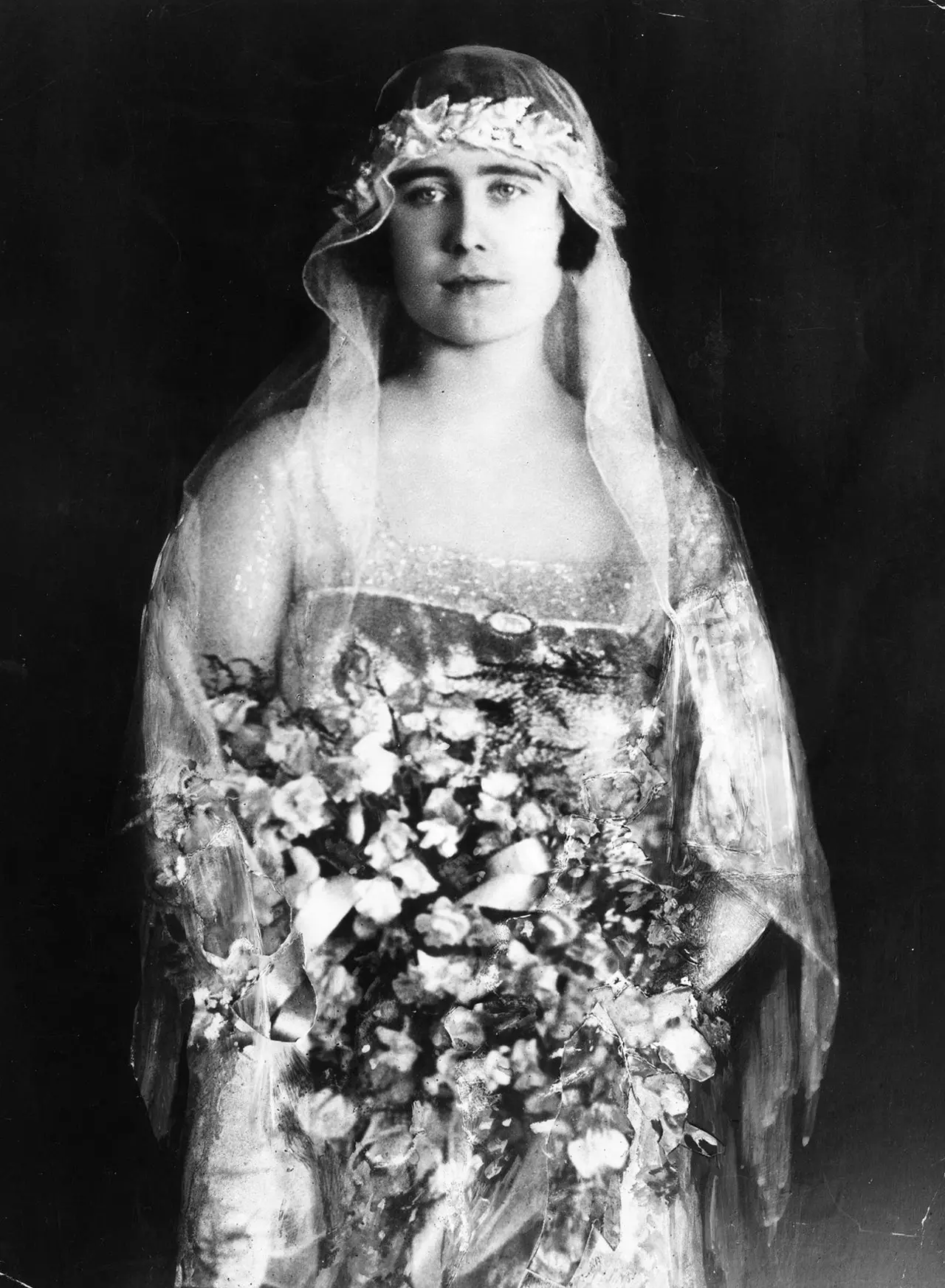 Elizabeth BowesLyon dient als bruidsmeisje op de bruiloft van prinses Mary.