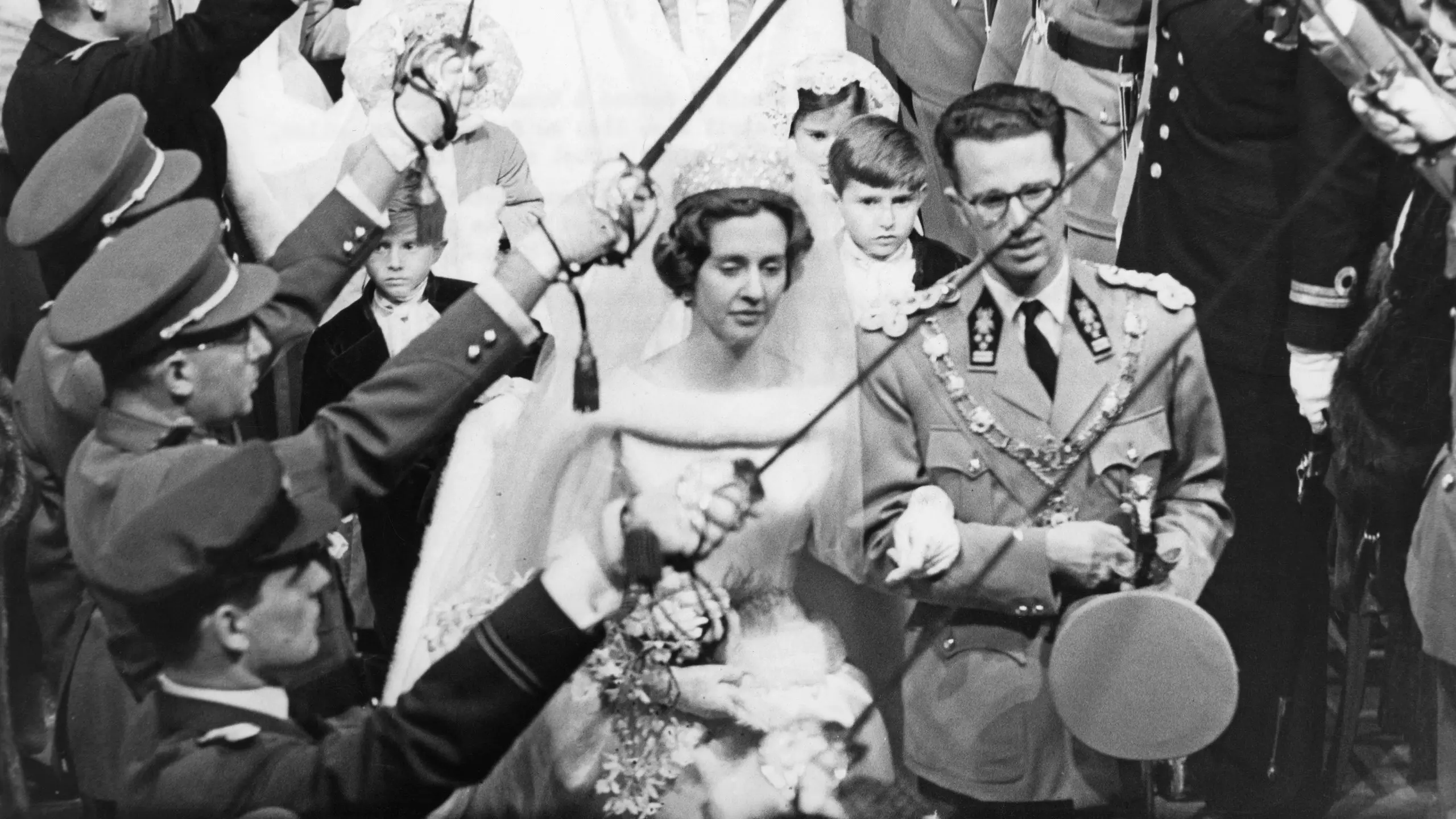 Photographie du mariage du Roi Baudouin et de Fabiola de Belgique dans la Cathédrale Saint Michel et Sainte Gudule de Bruxelles...