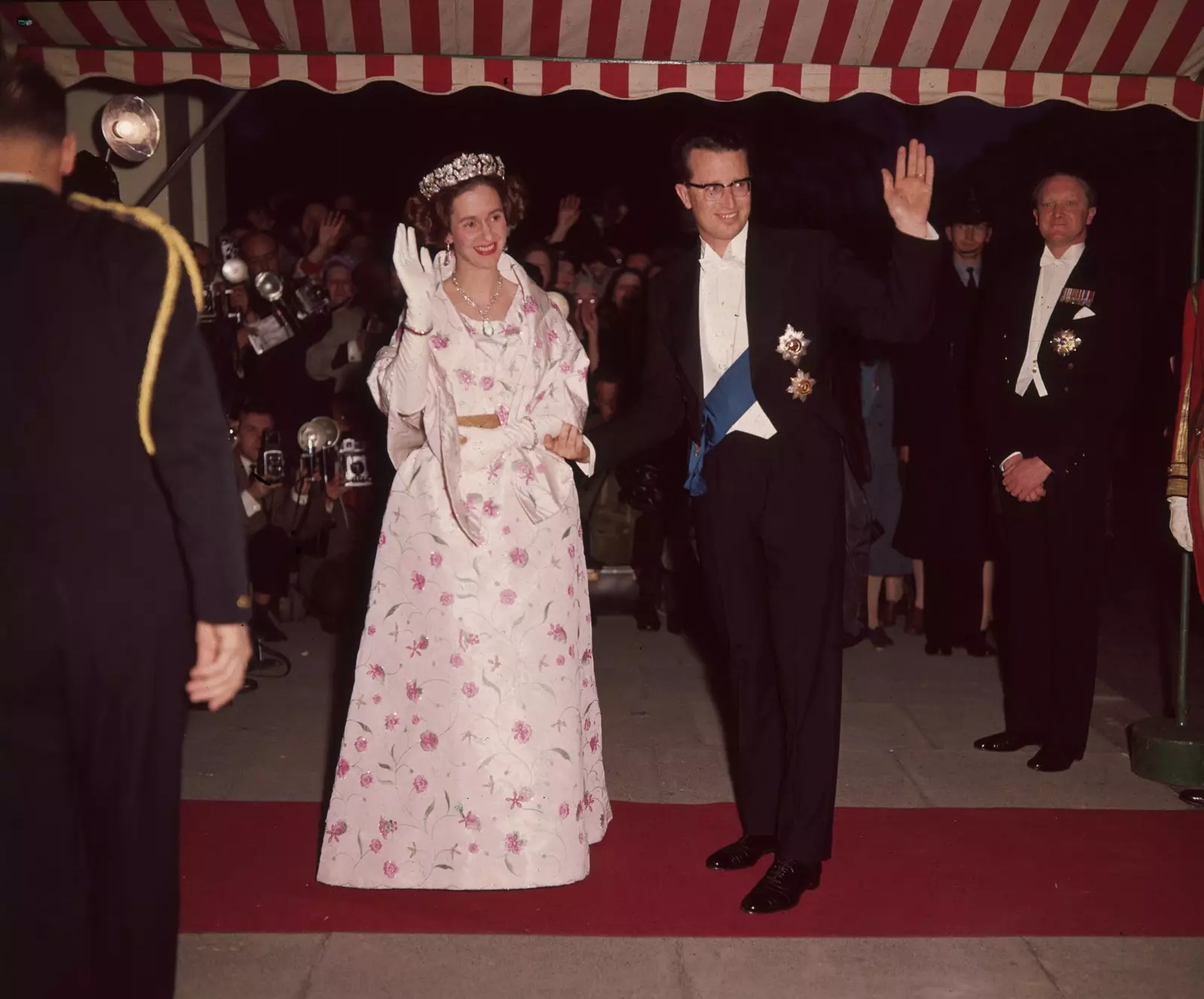 En 1963, le roi et la reine arrivent à l'ambassade de Belgique pour un banquet d'État.