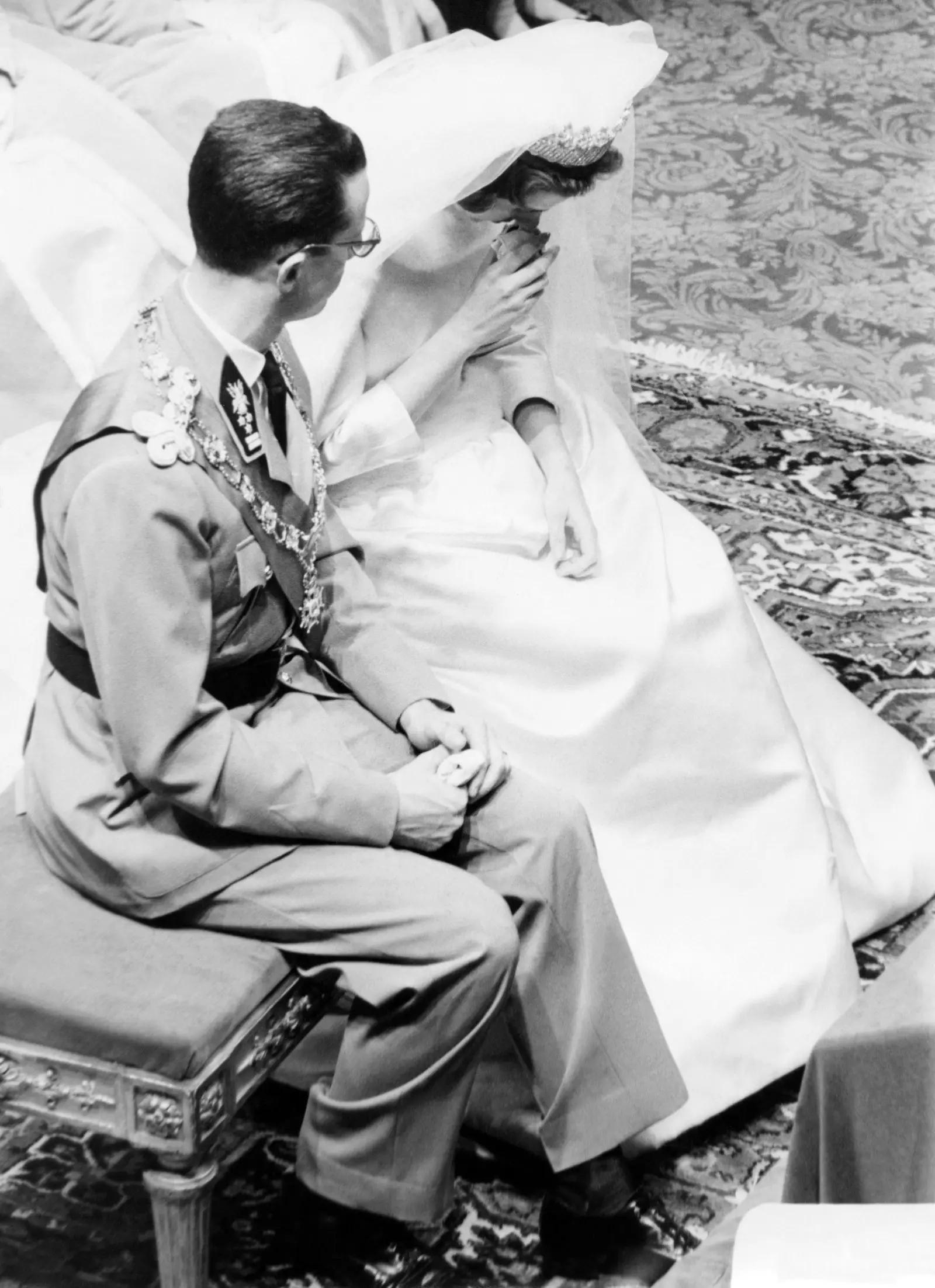 Détail du mariage du roi et de la reine belges avec une robe de mariée Cristobal Balenciaga.