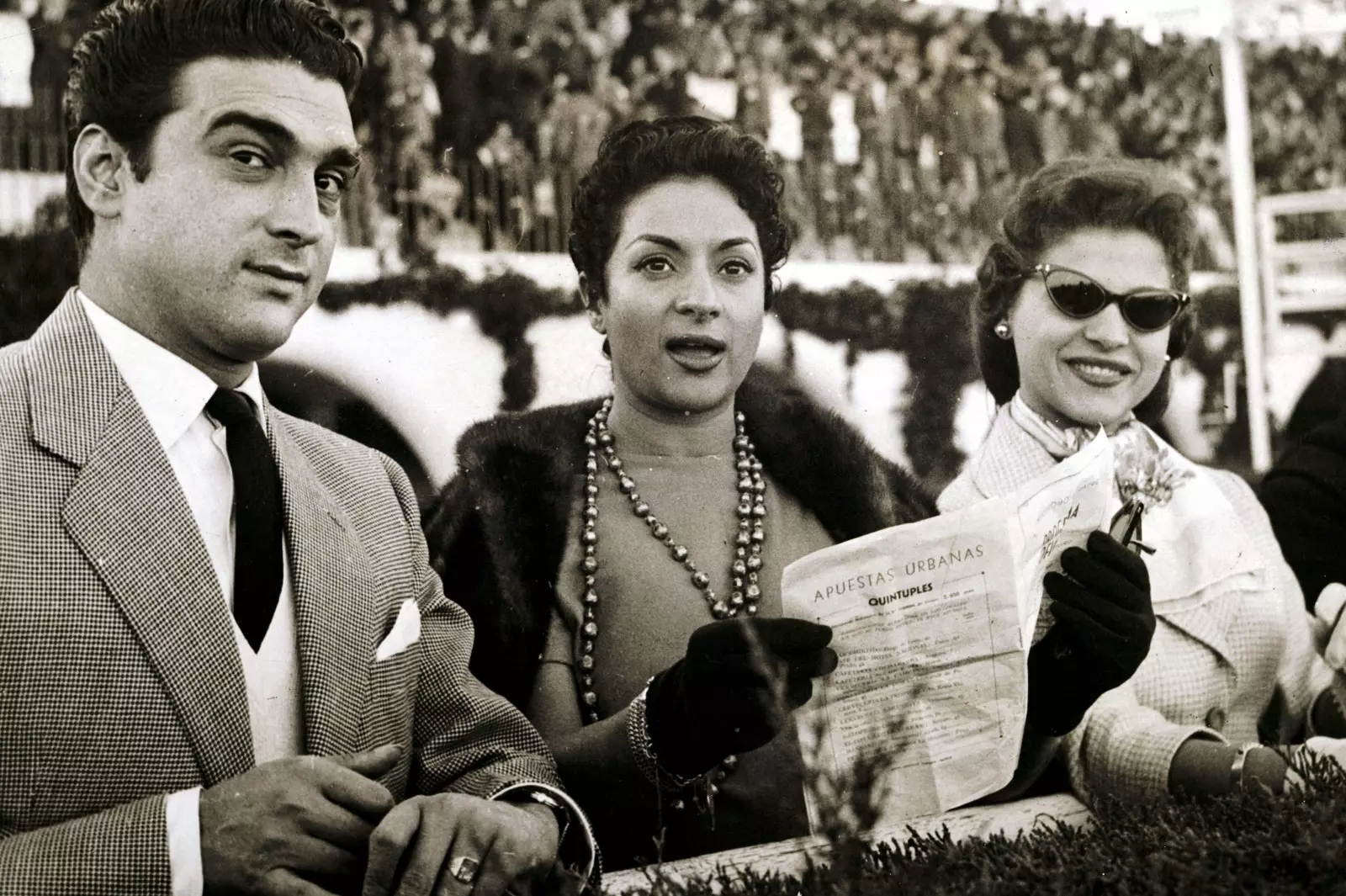 Lola Flores com sua irmã Carmen e 'el Pescaílla' no hipódromo de Zarzuela em Madrid.
