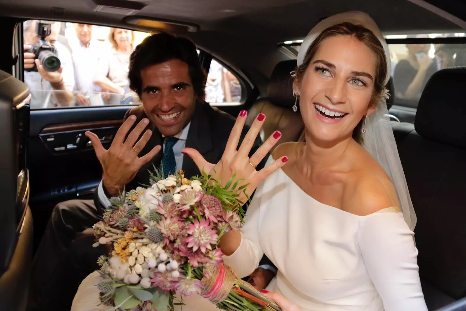 إيزابيل يوث سيبي يقتبس مونتيس وألفارو سانشيز خلال حفل زفافهما في إشبيلية.