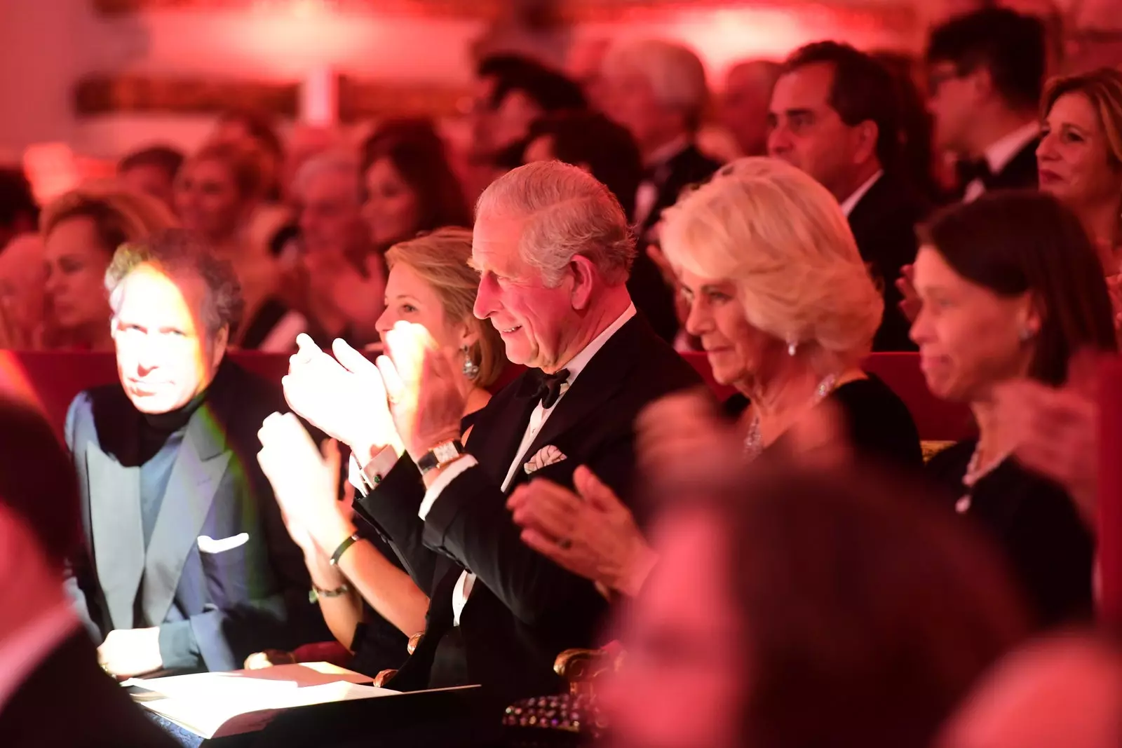Carlose ja Camilla selja taga on pilk Isabel Preyslerile ja Mario Vargas Llosale