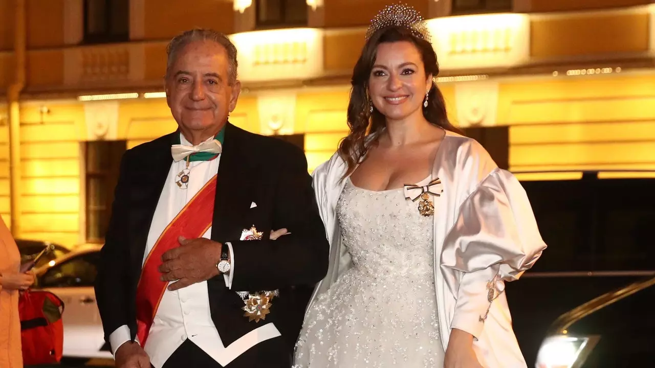 Resepsi perkahwinan duke besar Rusia: pakaian kedua pengantin perempuan dan Margarita Vargas yang menakjubkan (dengan tiara Chaumet)