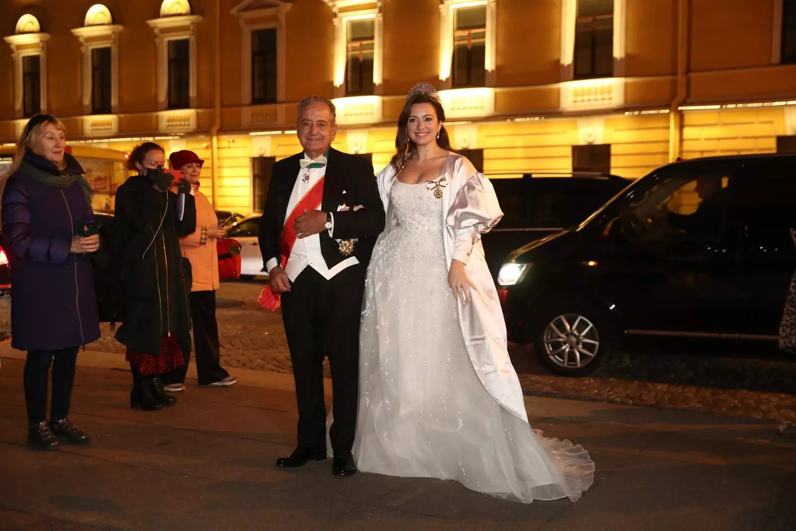 La princesse Victoria au bras de son père, l'ambassadeur d'Italie Roberto Bettarini.