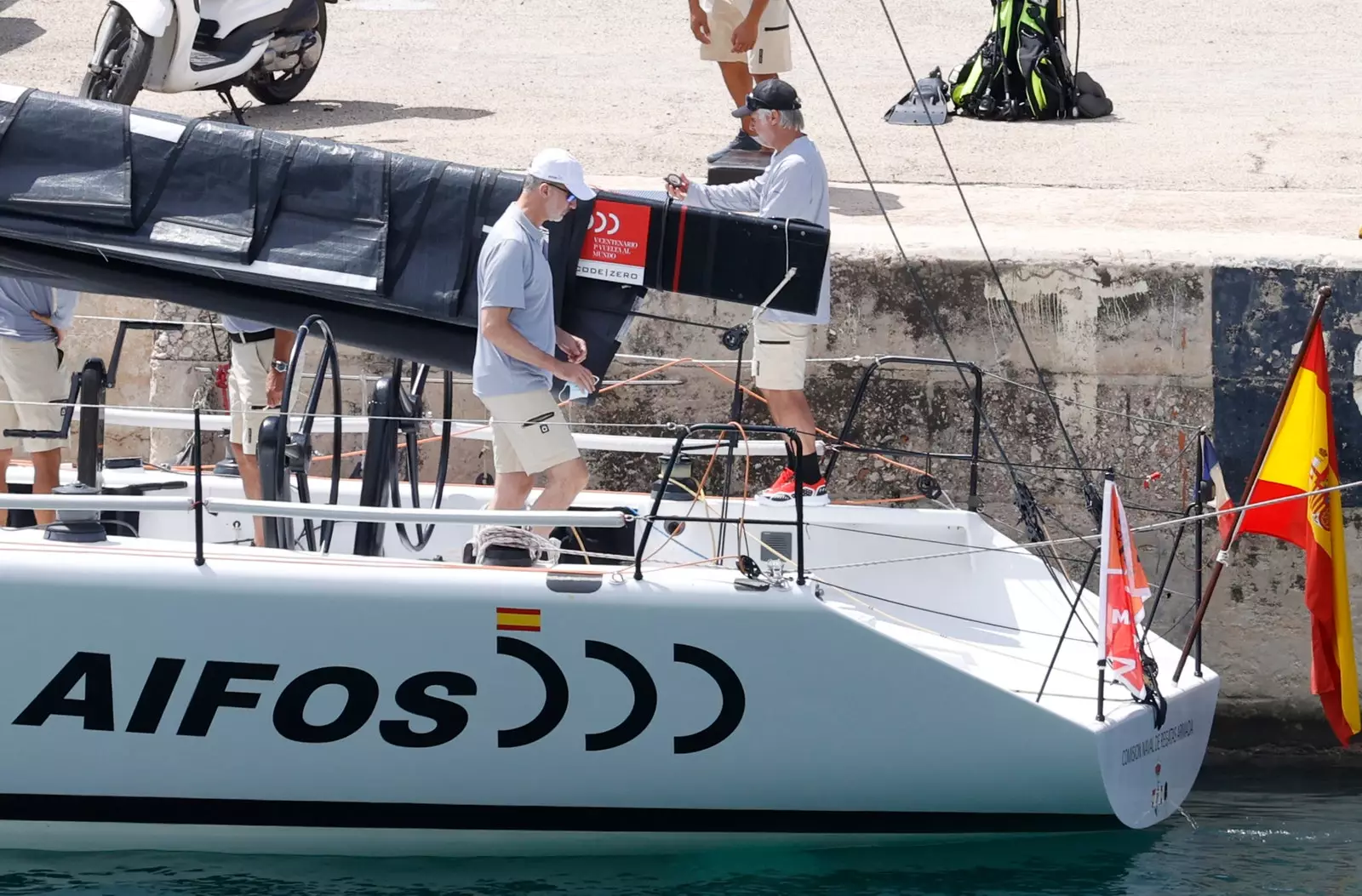 Don Felipe comença les vacances de la Família Reial a Palma entrenant amb el seu equip de vela