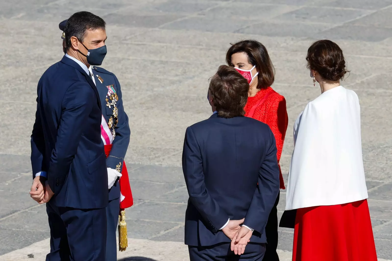 Pedro Sánchez met Isabel Díaz Ayuso Margarita Robles en José Luis Martínez Almeida.