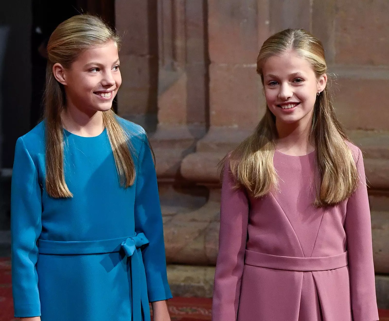 2019 年阿斯图里亚斯公主奖颁奖典礼上，索菲亚公主和莱昂诺尔公主表演。