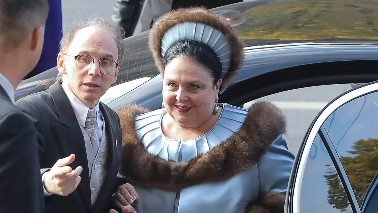 Grand Duchess Maria Vladimirovna Romanova anavutia kwenye harusi ya mtoto wake: poda ya bluu 'kuangalia' na maelezo ya ngozi