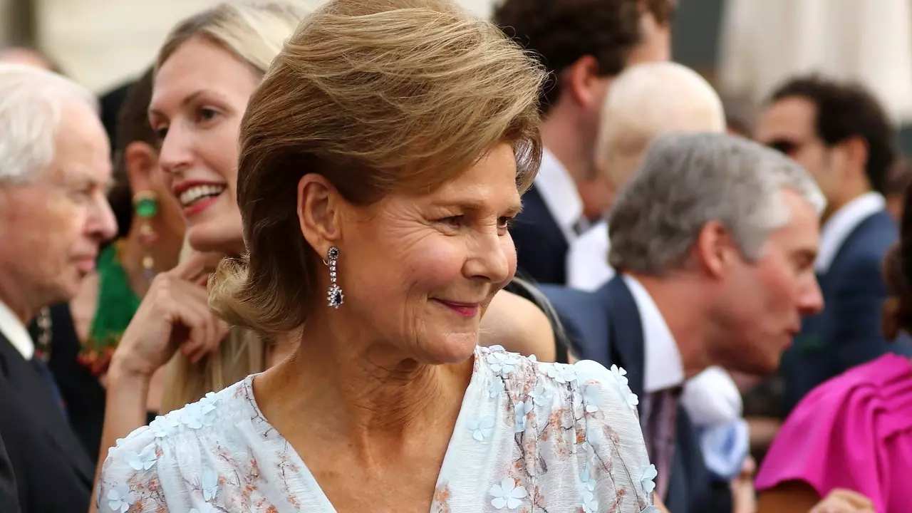 A mãe da noiva, a convidada mais elegante em um vestido abotoado com apliques de flor de amêndoa