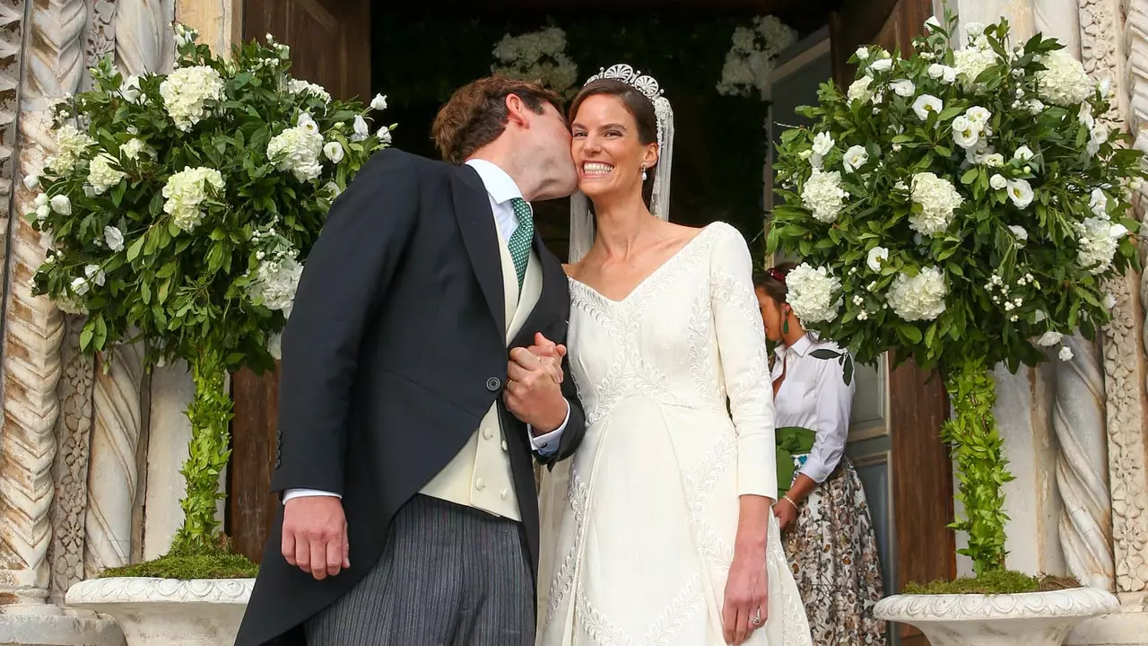 Astrid de Liechtenstein se casa na Toscana: o vestido de noiva original e a tiara em homenagem a sua tia Marie