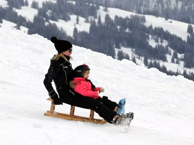 Claudia Schiffer åker pulka med sin dotter 2009