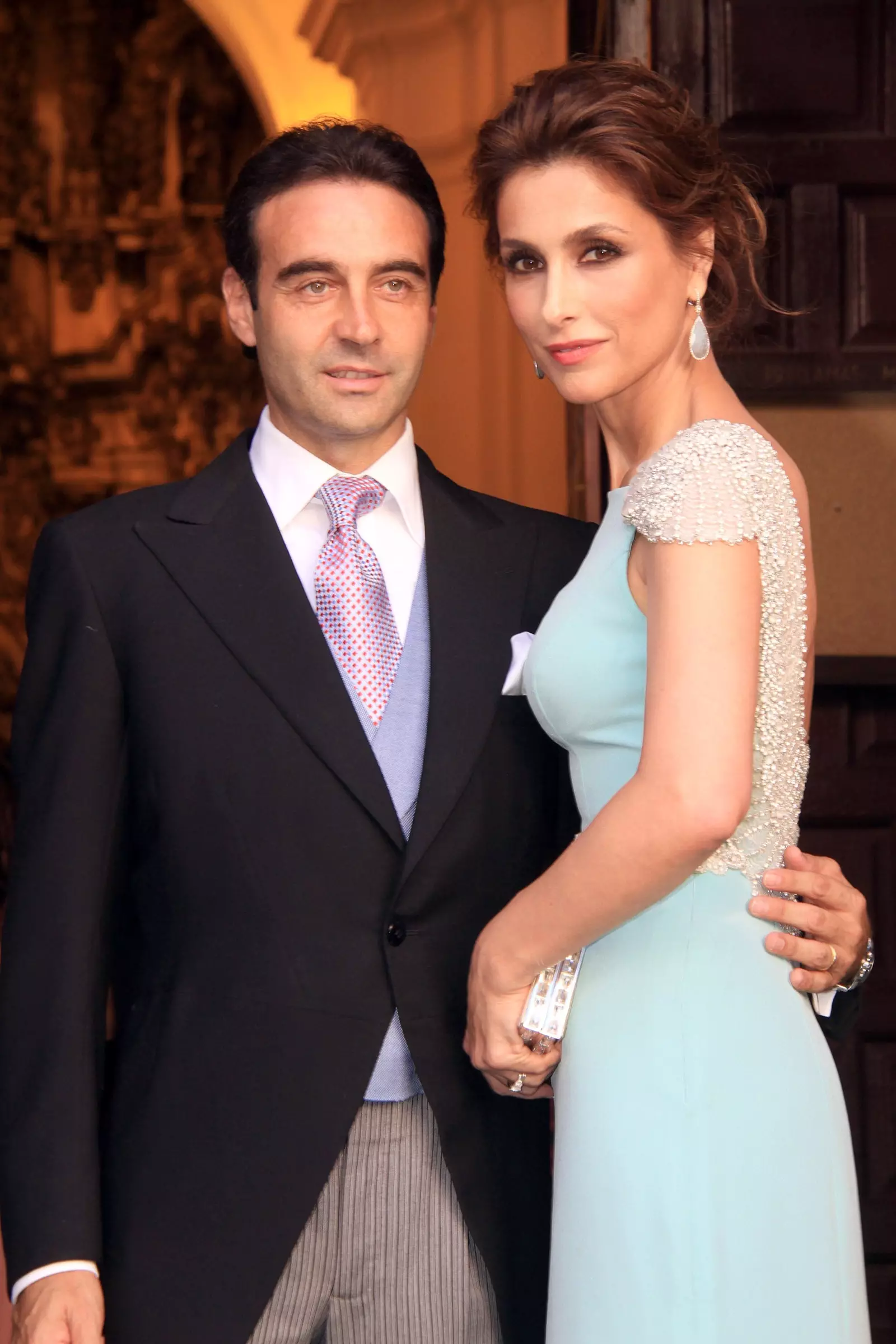 Enrique Ponce et Paloma Cuevas lors du mariage de Verónica Cuevas et Manuel del Pino à Séville en 2014.