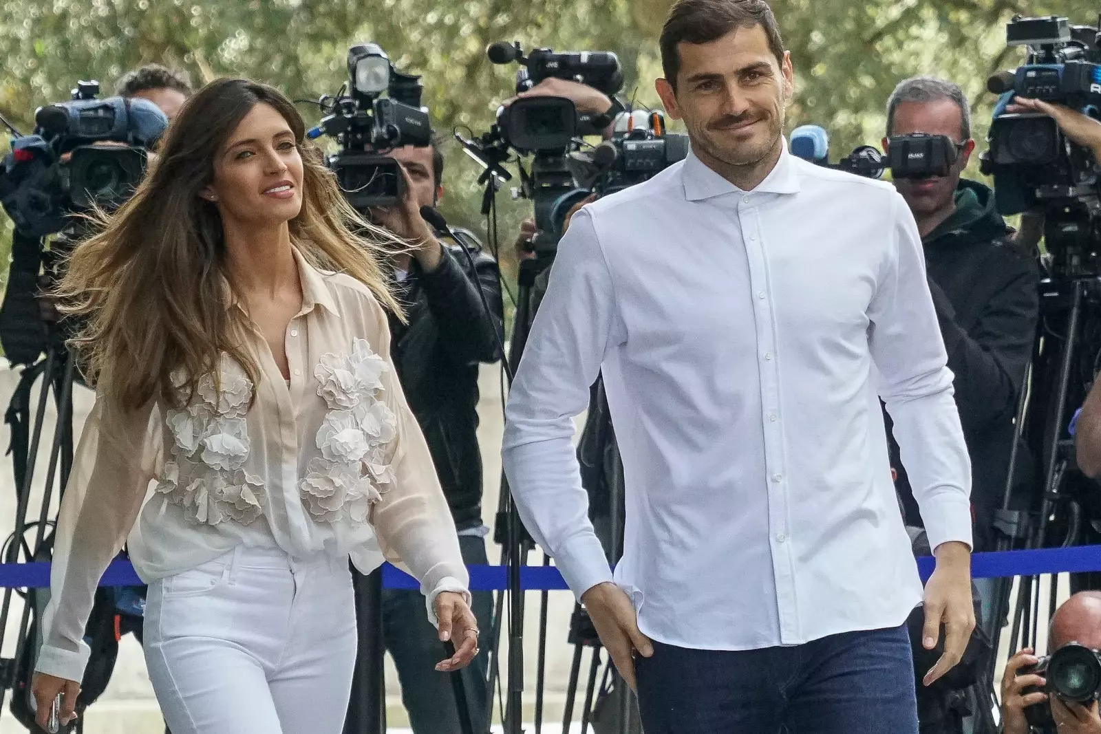 Sara Carbonero le Iker Casillas kamora ho tsoa sepetlele Porto qalong ea Mots'eanong 2019.