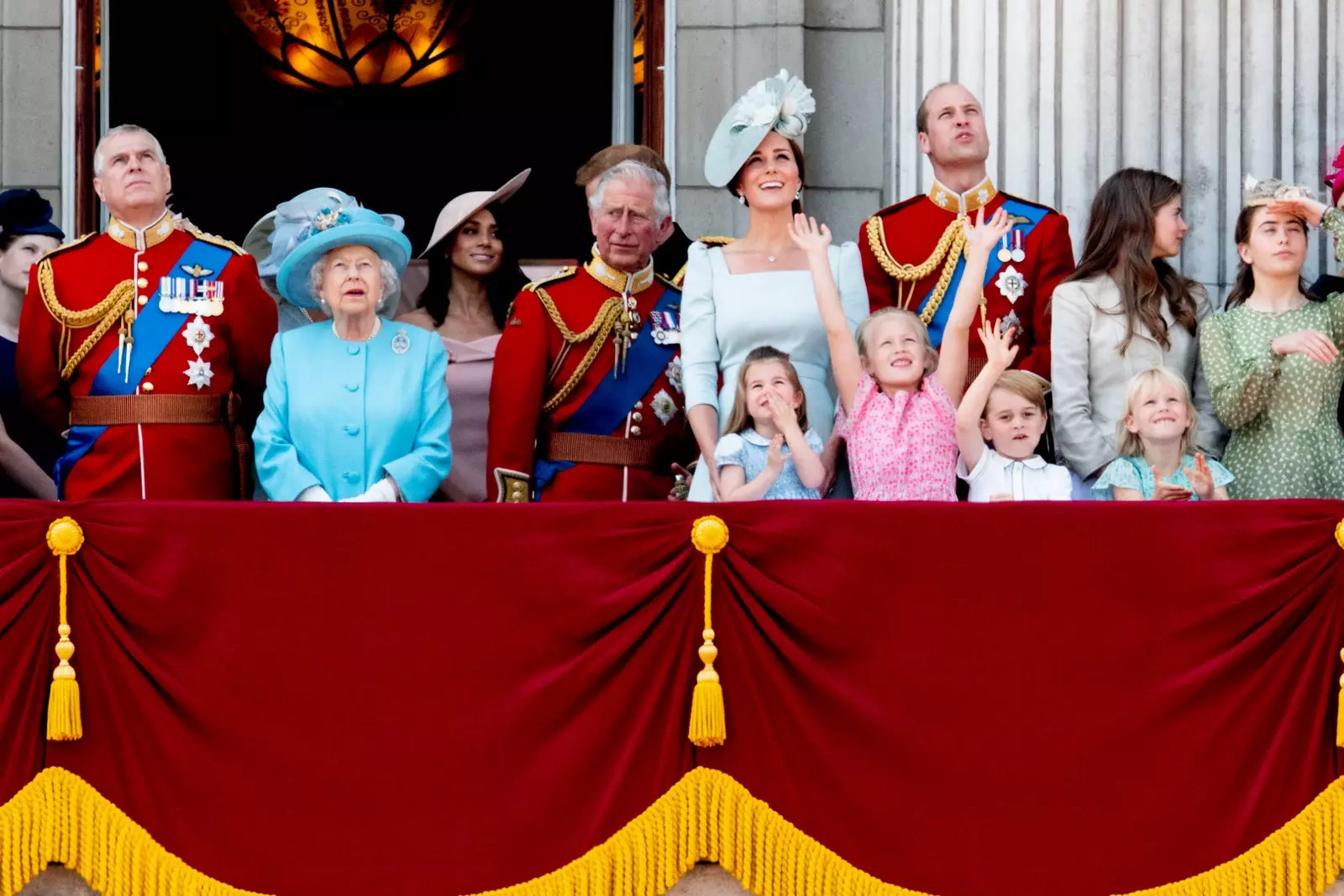 Meghan နှင့် Harry တို့သည် Elizabeth II ၏ Jubilee အတွက် ကလေးများနှင့်အတူ လန်ဒန်သို့ ပြန်လာခဲ့ကြသော်လည်း Buckingham ၏ လသာဆောင်တွင် ရှိမည်မဟုတ်ပါ။