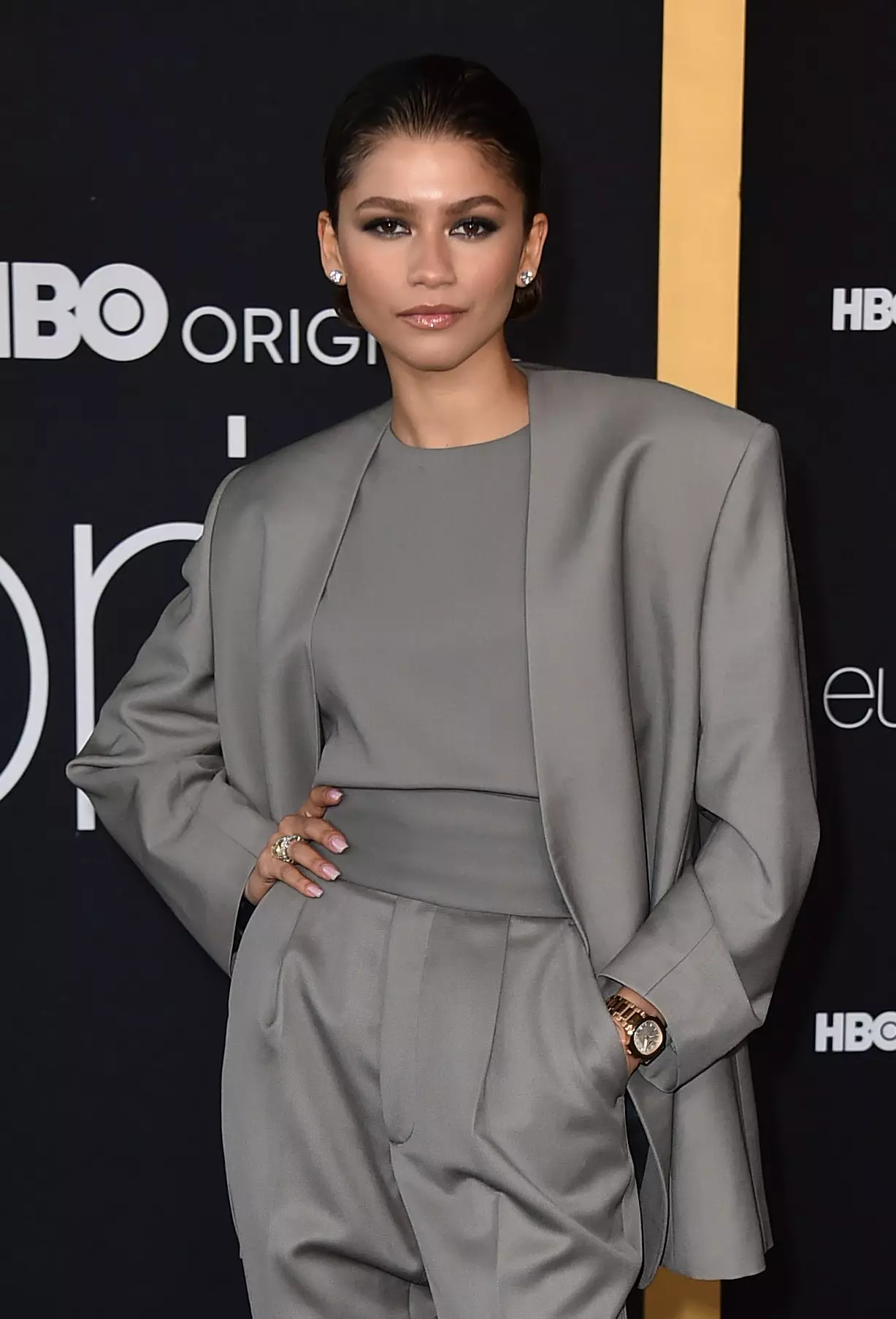 Zendaya Traje Jaka Grisa