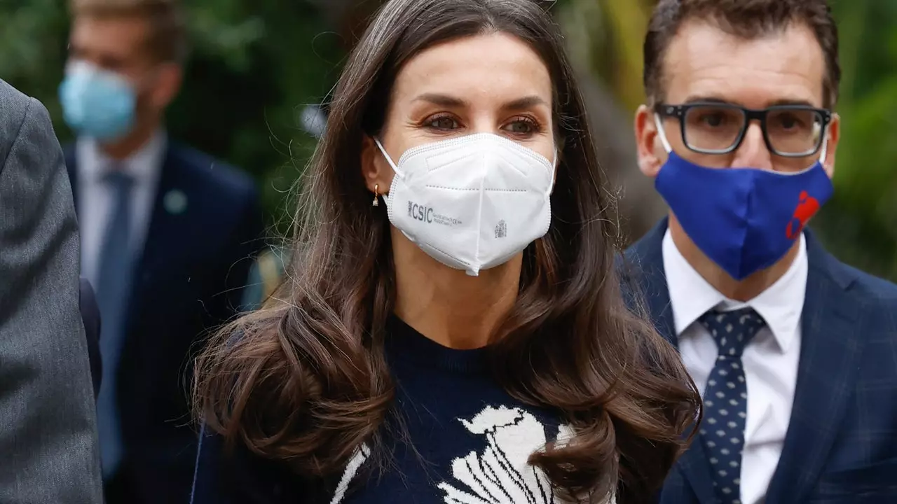 De malha e com flores: Letizia estreia um vestido Galcon Studio em sua viagem a Málaga com Felipe VI