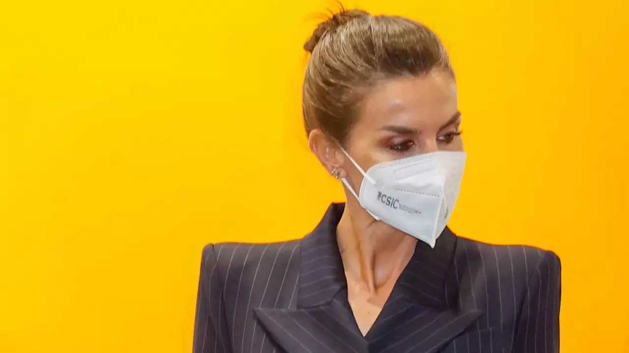 Letizia z diamantnimi piercingi in novo obleko s črtami v svojem prvem ARCO brez Felipeja VI.