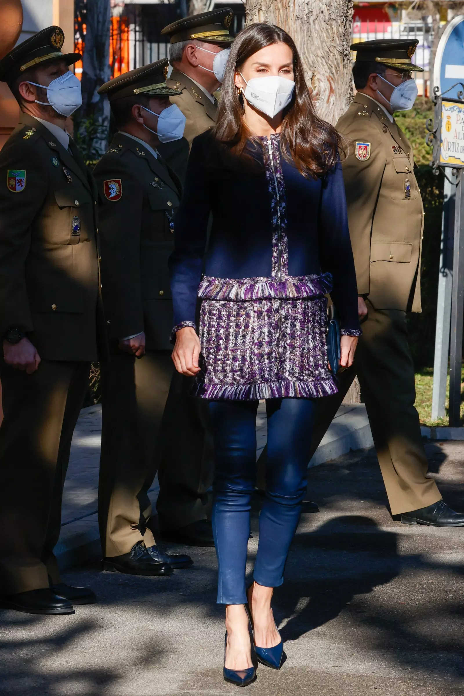 Queen Letizia su Carolina Herrera švarku ir odiniais antblauzdžiais