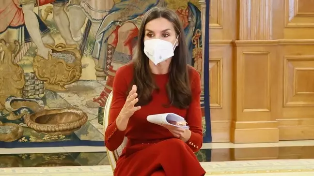 De vermelho e cercada de jornalistas: Letizia começa a semana com um ato sob medida para ela