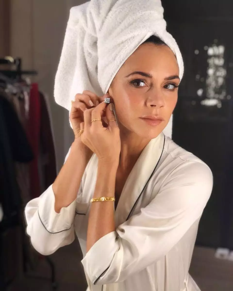 Victoria Beckham vor dem Spiegel in einem viralen Beauty-Video, das sie auf Instagram gepostet hat.