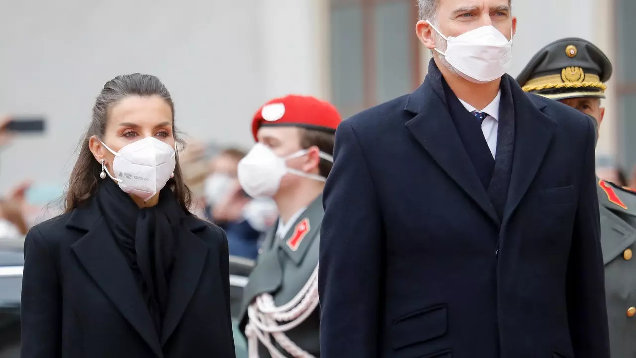 Preto rigoroso, pérolas e semi-updo: o 'look executivo' de Letizia para sua viagem a Viena