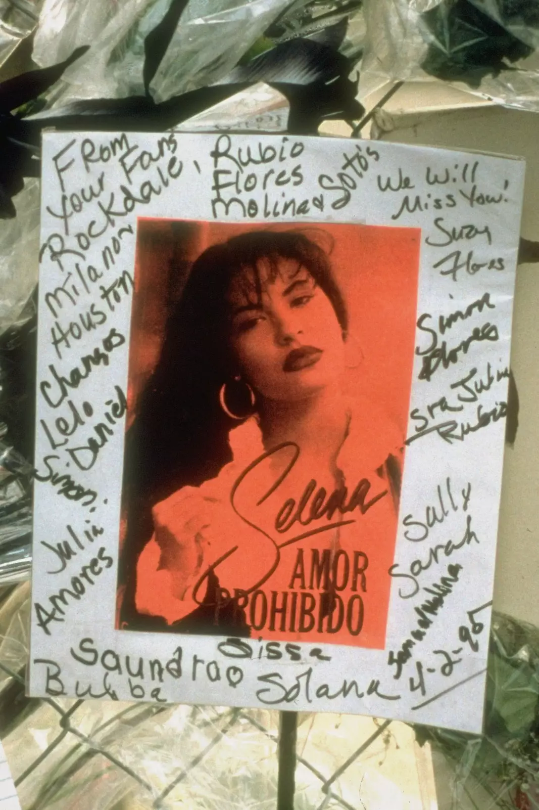 Fotografía de Selena Quintanilla asinada polos seus fans en homenaxe á súa morte.