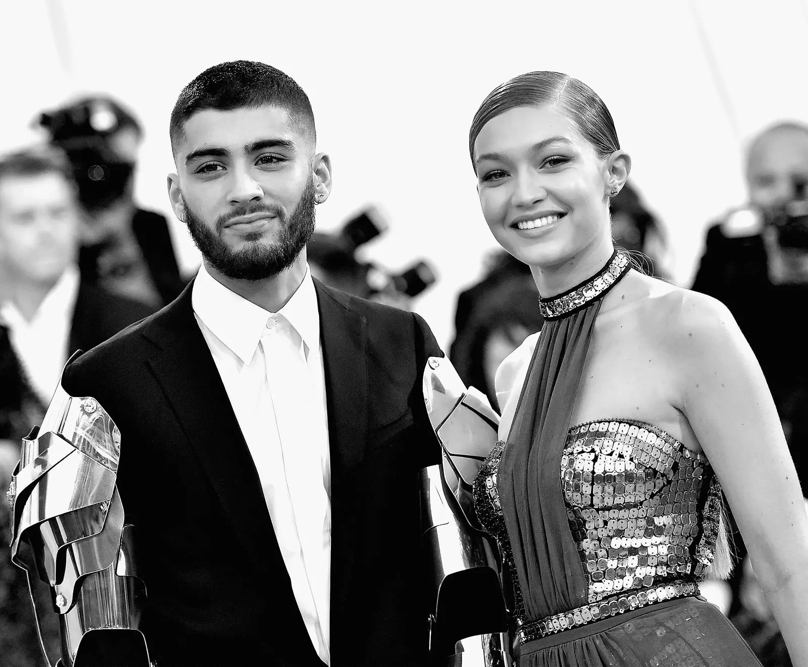 Gigi Hadid Oficiale Konfirmas, ke Ŝi atendas sian unuan infanon kun Zayn Malik