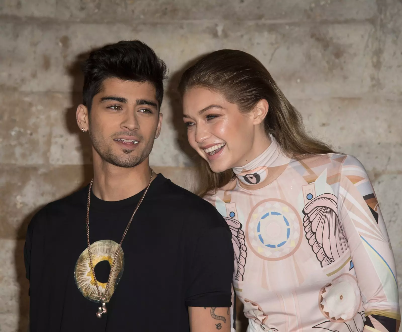 Tá Gigi Hadid agus Zayn Malik ag súil lena gcéad leanbh