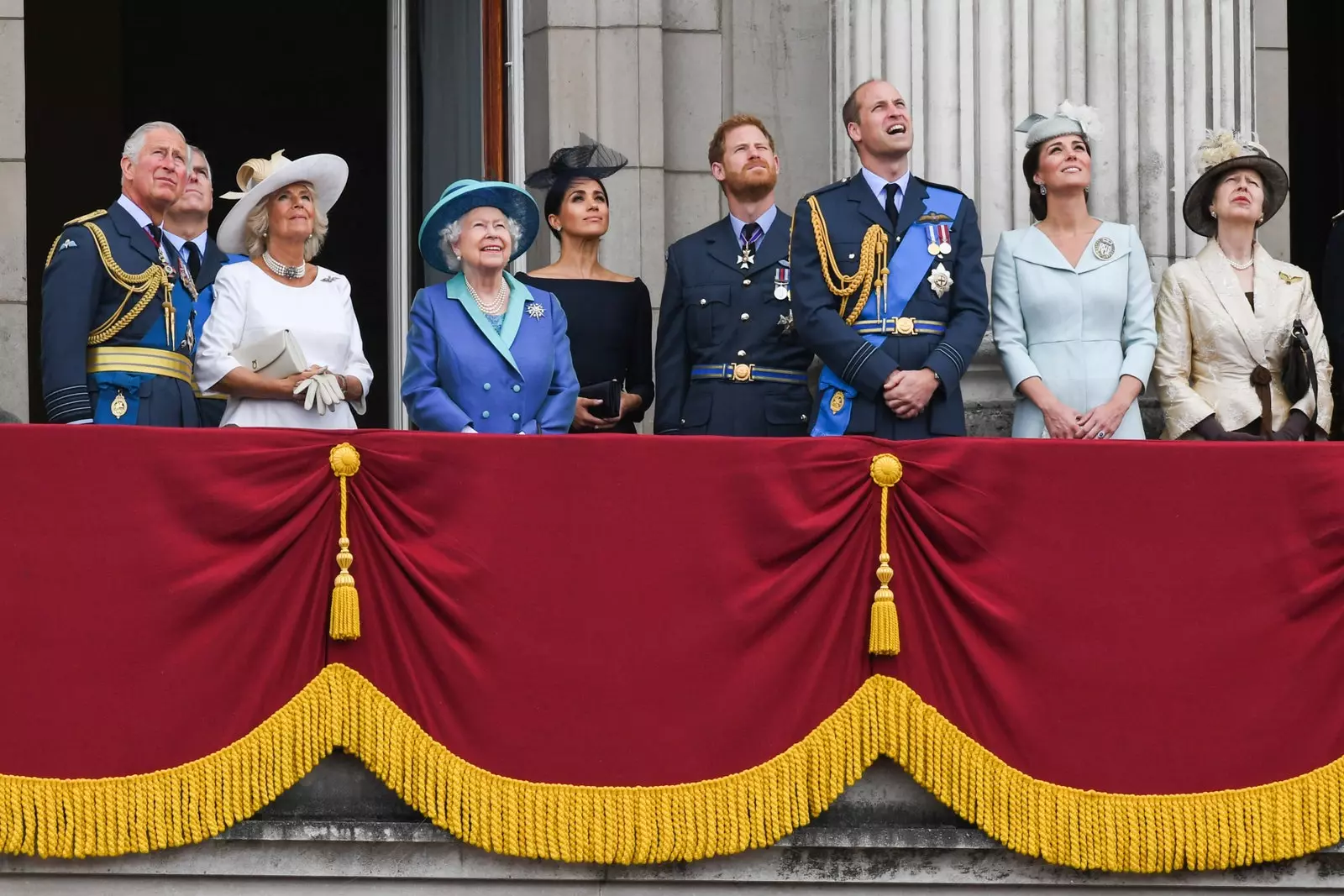 Hertugen og hertuginden af Sussex med dronningen og andre medlemmer af den britiske kongefamilie i 2018.