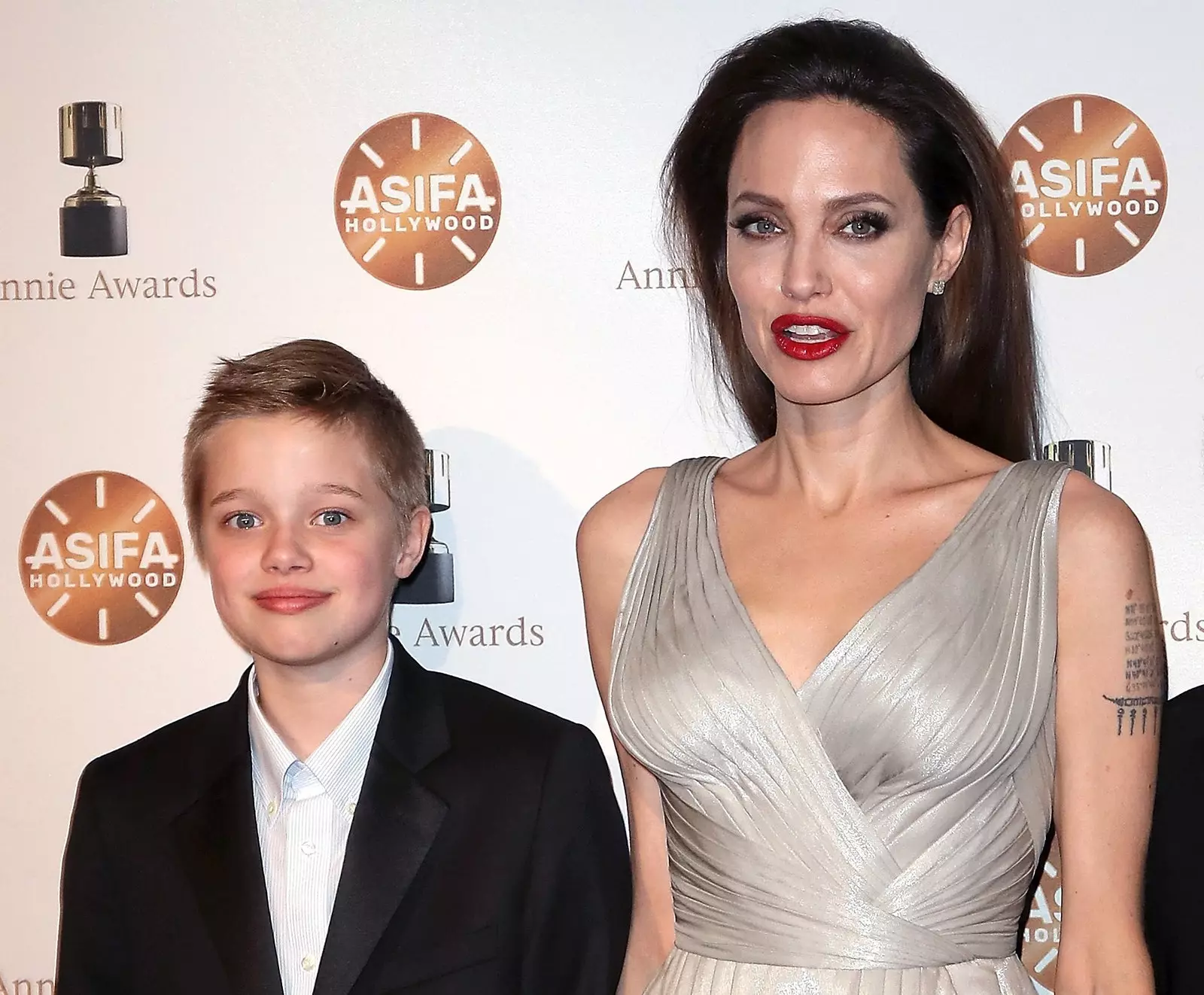 Si Angelina Jolie uban sa iyang anak nga babaye nga si Shiloh.