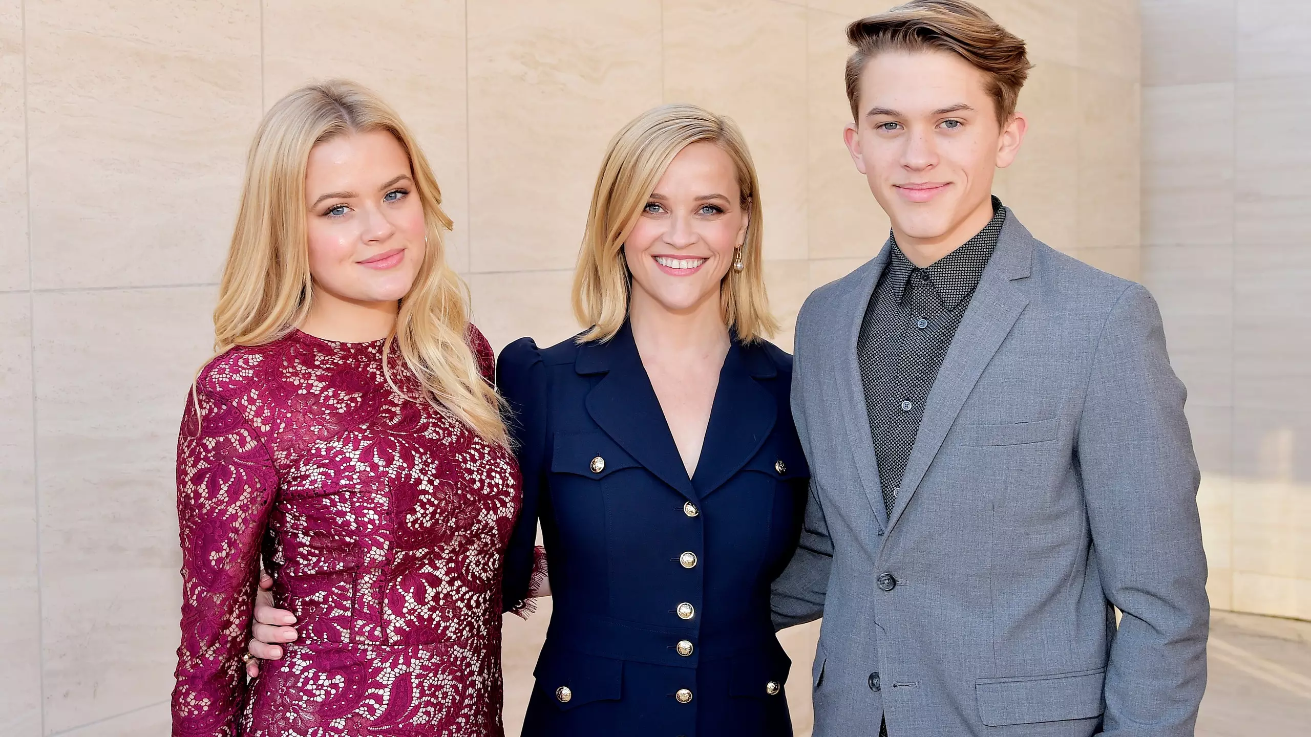 Reese Witherspoon koos oma laste Ava ja Deaconiga.