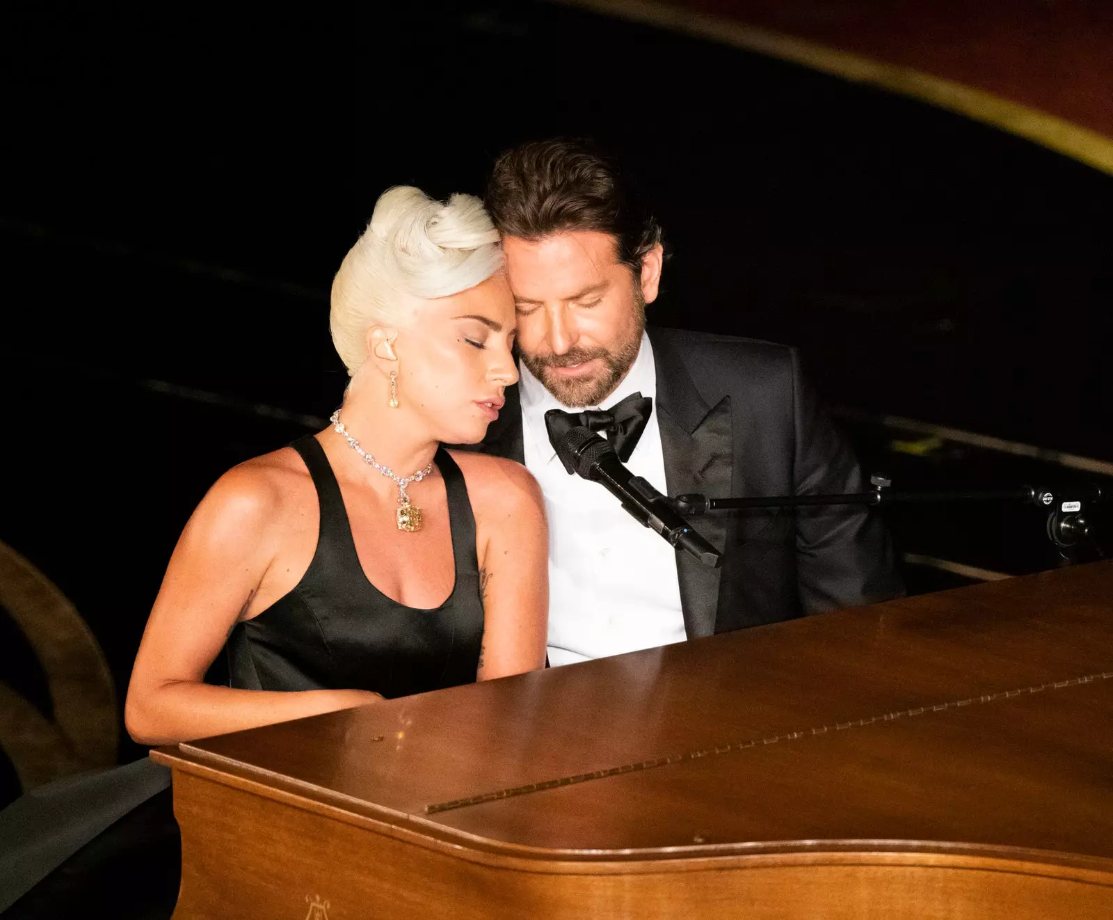 Lady Gaga och Bradley Cooper lämnar en föreställning för historien om Oscarsgalan