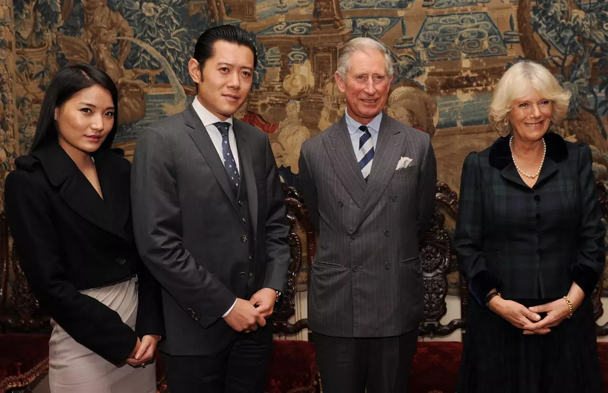 Ma’ Charles tal-Ingilterra u Camilla Parker f’laqgħa f’Londra fl-2011.