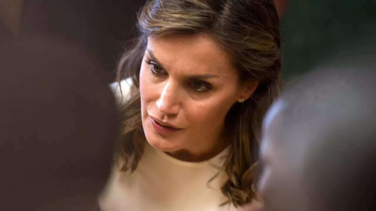 Ihu abụọ nke Letizia: nke a bụ ntinye aka ya na ihe ndị na-eme ebere