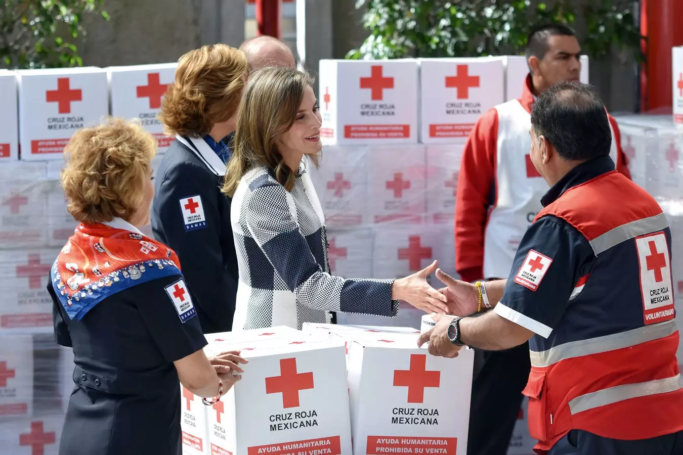 Letizia trong chuyến thăm tổ chức Chữ thập đỏ ở Mexico.