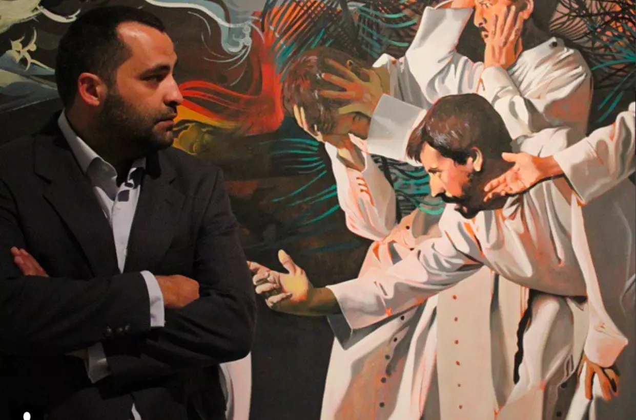 De kunstenaar Manuel León naast een van zijn werken.