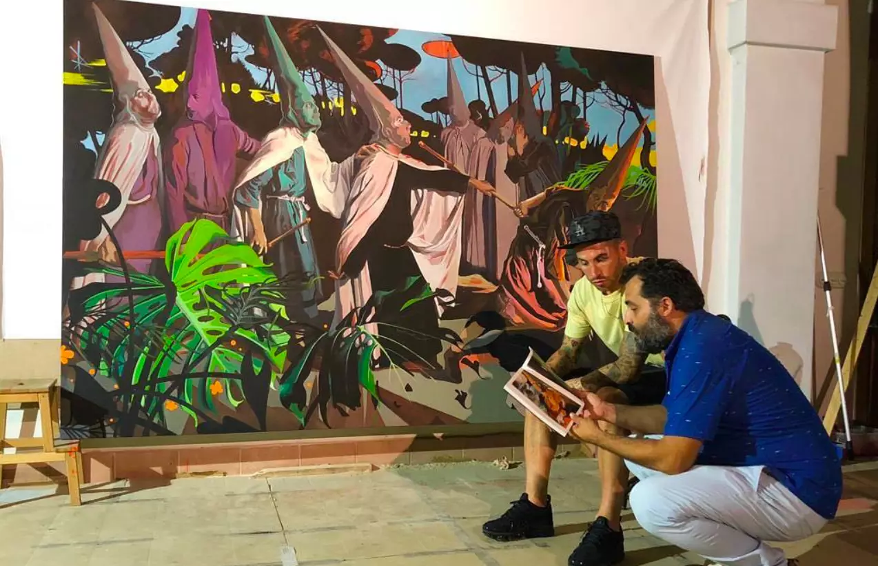 Sergio Ramos in Manuel León skupaj v umetnikovi delavnici.