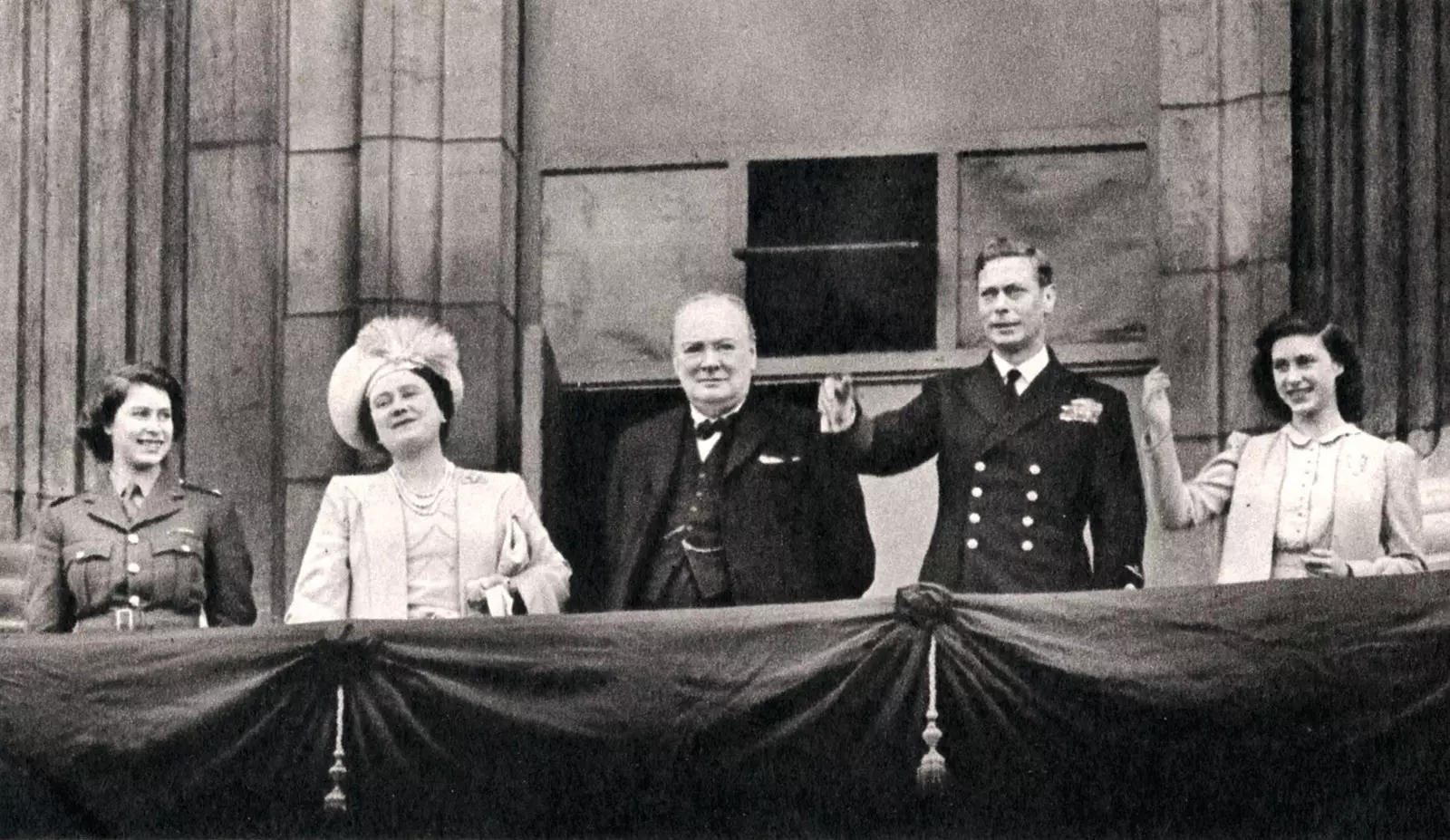 De koninklijke familie en Winston Churchill op het balkon van Buckingham Palace op Victory Day.