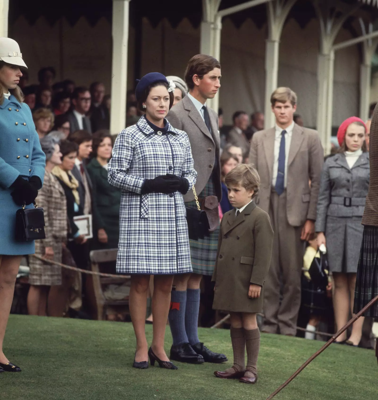 David ArmstrongJones me nënën e tij dhe kushërinjtë Carlos dhe Ana në lojërat Braemar në 1968.