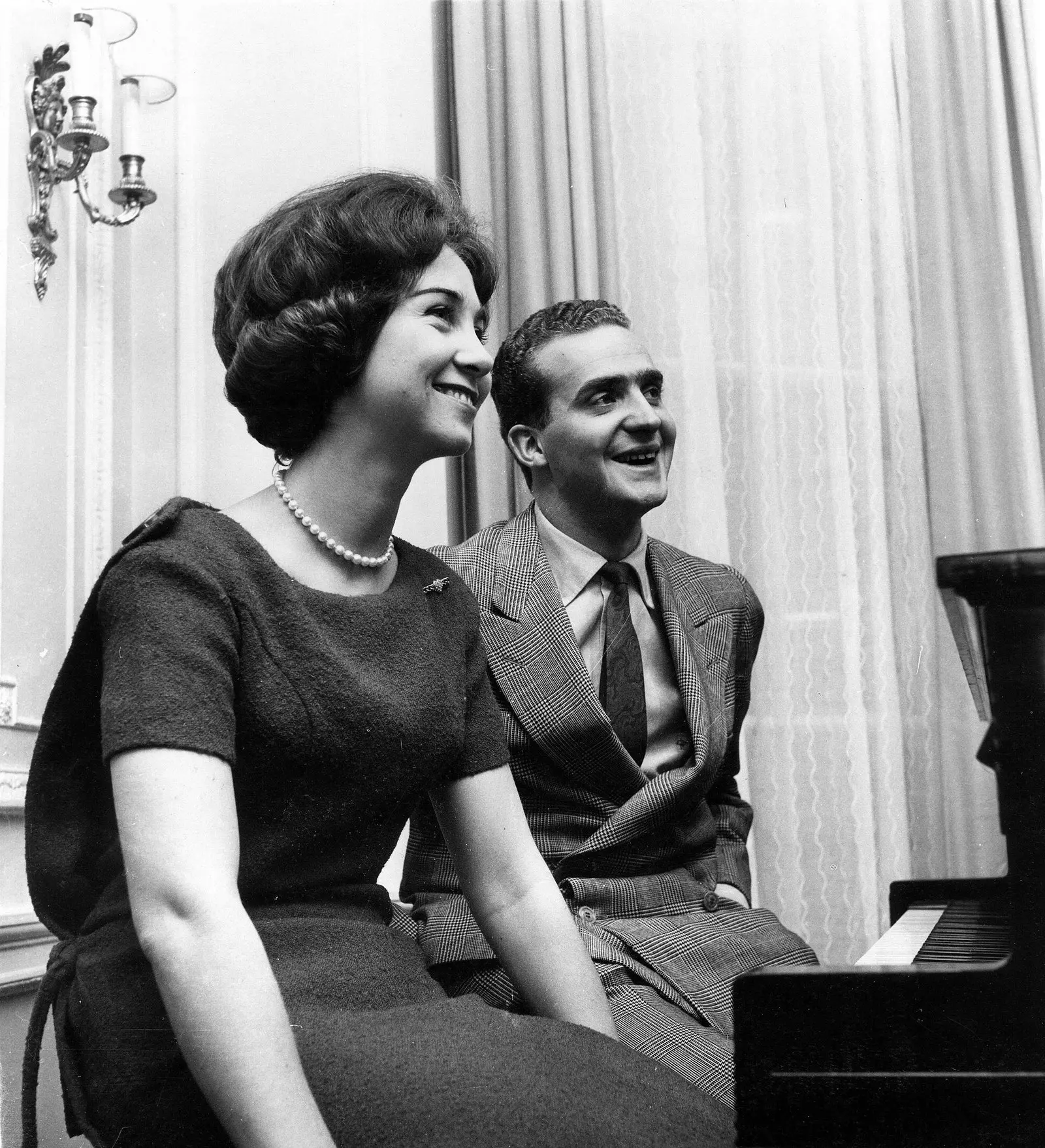 Don Juan Carlos ma Doña Sofia o nonofo i le piano i le Faletalimalo a Claridge i Lonetona, Ianuari 31, 1962.