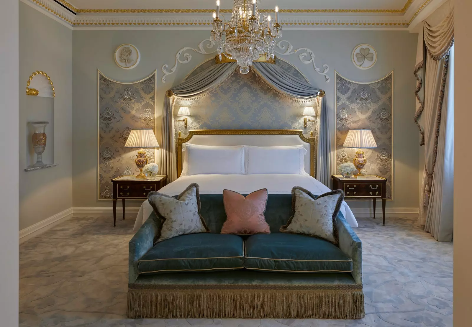 Muuqaalka qolka jiifka ee Royal Suite ee Hotel Claridge