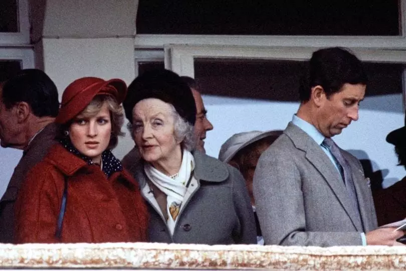 Princess Diana na bibi yake Lady Fermoy kwenye Tamasha la Uwindaji la Cheltenham mnamo 1982.