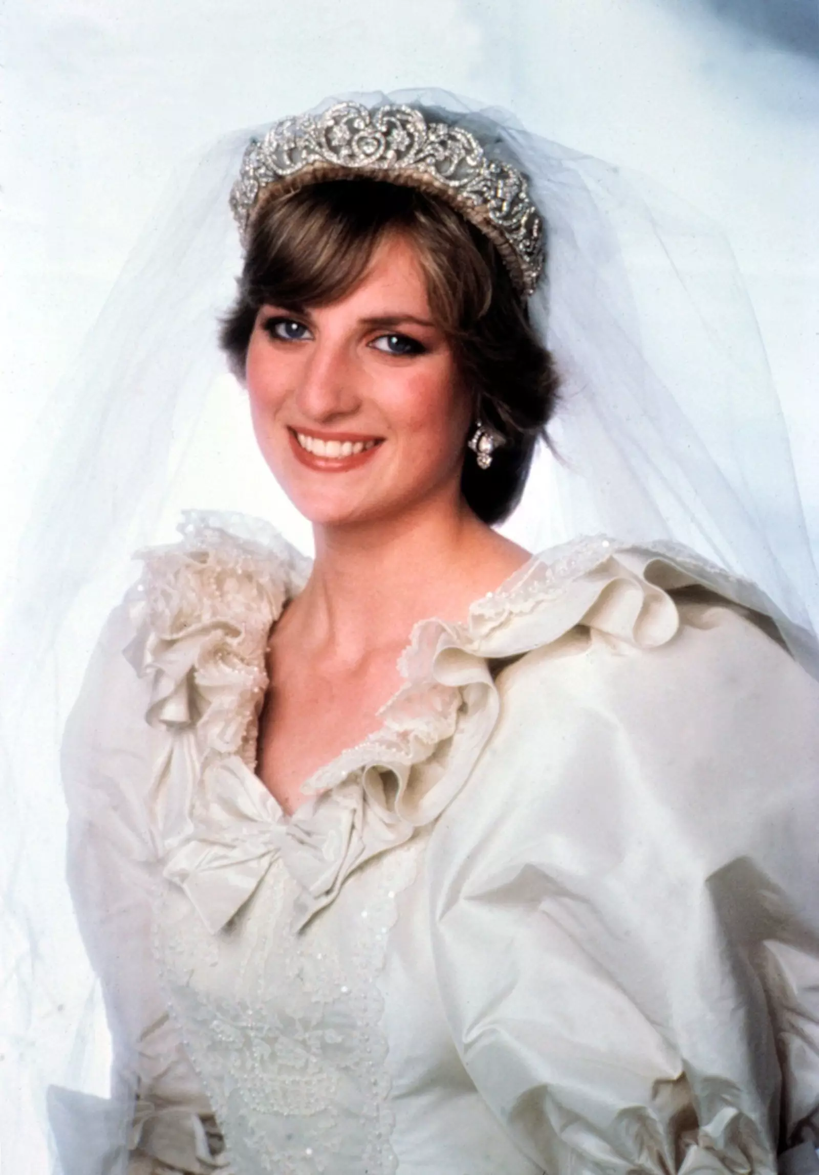 Y Dywysoges Diana ar ddiwrnod ei phriodas mewn gwisg David Emanuel a tiara Spencer.