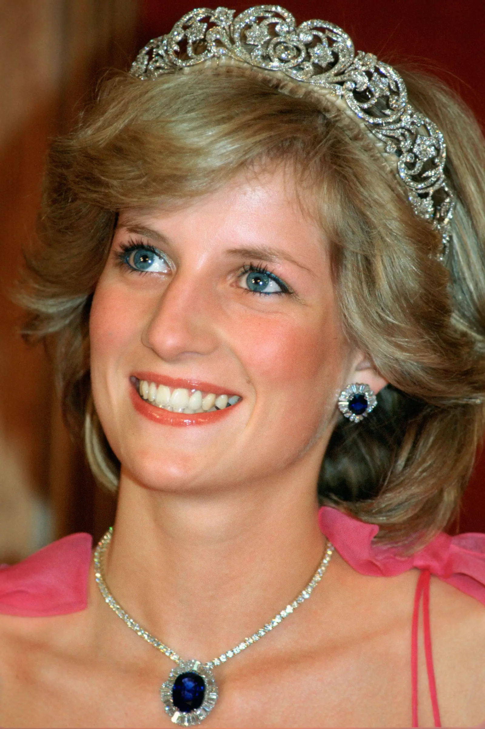 الأميرة ديانا من ويلز مع نصف أقراطها المصنوعة من الياقوت في زيارتها الرسمية إلى أستراليا عام 1983.