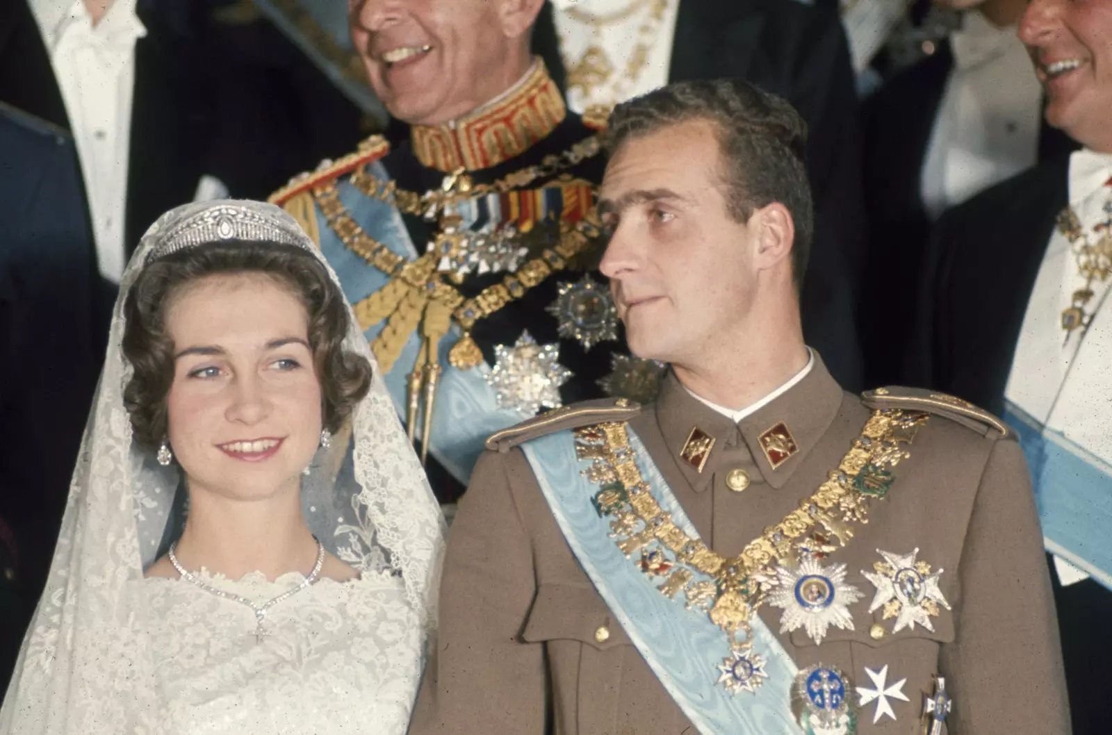 Rainha Sofía com a tiara prussiana no dia de seu casamento com Don Juan Carlos em 1962.