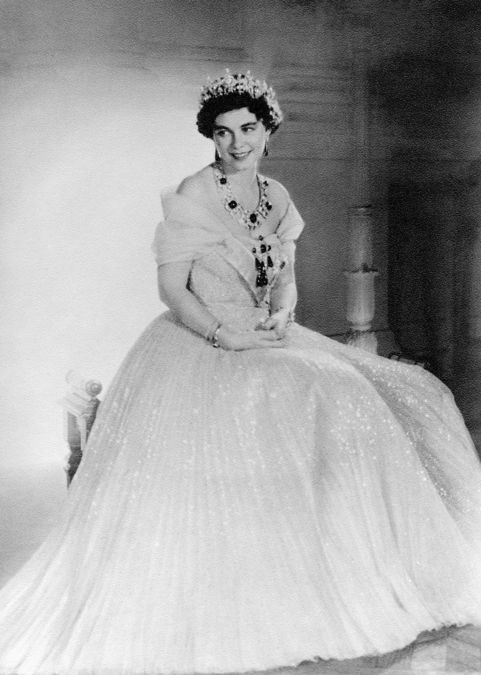 1938 年 1 月，希臘的費德里卡為她的一張婚紗照擺姿勢