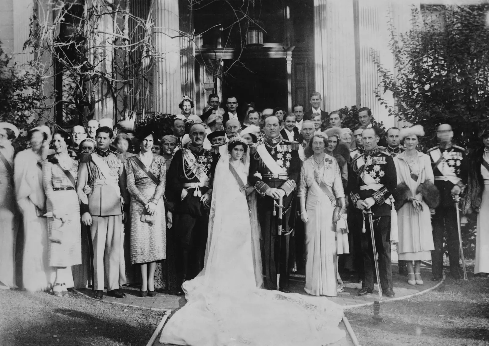 1938 年 1 月婚礼当天，费德里卡和巴勃罗·德·格雷西亚在雅典大都会大教堂